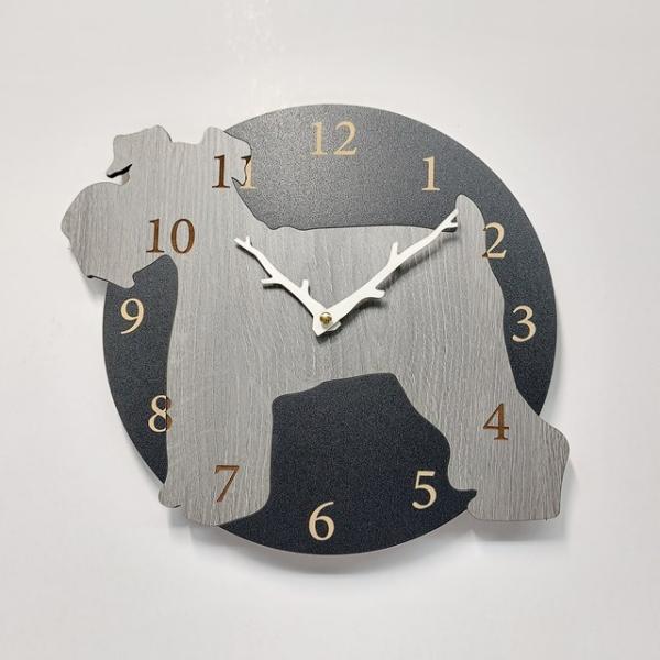 はみだしワンちゃん（犬）壁掛け時計シリーズ　職人が作る、手作りの壁掛け時計。もちろん日本製です。こちらの商品は1点1点手作りで作成します。ご注文を頂いてから、心を込めて作らせていただきますので、表記の通り多少お時間をいただきます。名入れ・文...