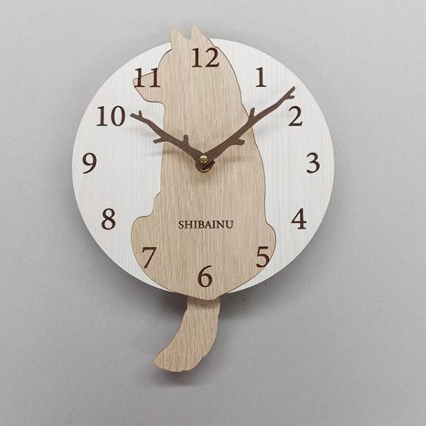 はみだしワンちゃん（犬）振り子が尻尾、壁掛け時計シリーズ　職人が作る、手作りの壁掛け時計。もちろん日本製です。こちらの商品は1点1点手作りで作成します。ご注文を頂いてから、心を込めて作らせていただきますので、表記の通り多少お時間をいただきま...