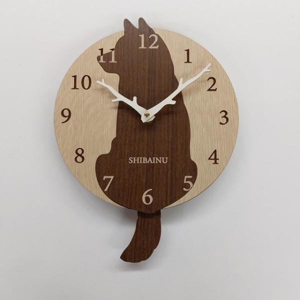 はみだしワンちゃん（犬）振り子が尻尾、壁掛け時計シリーズ　職人が作る、手作りの壁掛け時計。もちろん日本製です。こちらの商品は1点1点手作りで作成します。ご注文を頂いてから、心を込めて作らせていただきますので、表記の通り多少お時間をいただきま...