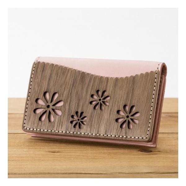 柔軟に曲がるウッド素材に繊細な花柄パンチングを施した「フルール」シリーズのカードケース。レザーはきめが細かく上質なキップレザー（若年の牛）を使用しています。レギュラーの商品に使われているレザーよりも、より素揚げ調でナチュラルな仕上がりとしま...