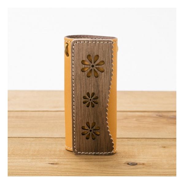 柔軟に曲がるウッド素材に繊細な花柄パンチングを施した「フルール」シリーズのキーカバー。レザーはきめが細かく上質なキップレザー（若年の牛）を使用しています。レギュラーの商品に使われているレザーよりも、より素揚げ調でナチュラルな仕上がりとしまし...