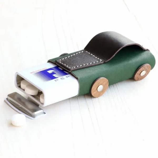 大粒フリスク専用レザーケースです。可愛い車のモチーフが人気のデザイン。タイヤがウッド素材（ウォルナット）でできています。デスク周りにチョコンと置いてみたり、お部屋のインテリアとして置いてみたりバッグのチャームとしても活躍しそうなアイテムです...
