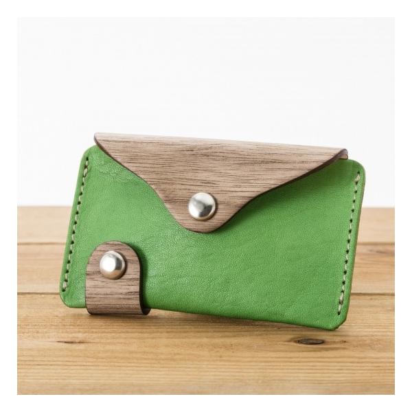 ミンティア専用レザーケース「ポケッティア」。本体かぶせパーツとミント取り出しフラップはウッド素材になっております。かぶせの緩やかな曲線がデザインのポイント。ミンティアケースとして以外も小物入れとしてご利用いただけます。背面にはＤカンが付いて...