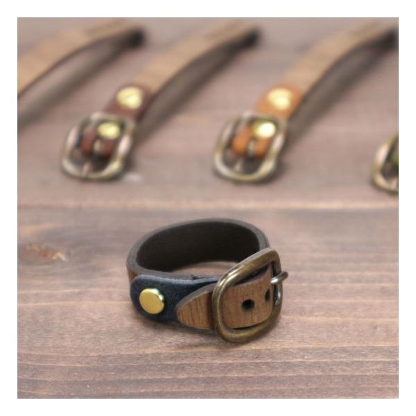 ウッド素材と上質なイタリアンレザーを組み合わせたリアルウッドシリーズのリング。まるでミニチュアのベルトのように細かく精巧な作りをしています。リングの幅は主張し過ぎず存在感を感じさせる8mm。リング本体にはピン用の穴が開いており、ベルトのよう...