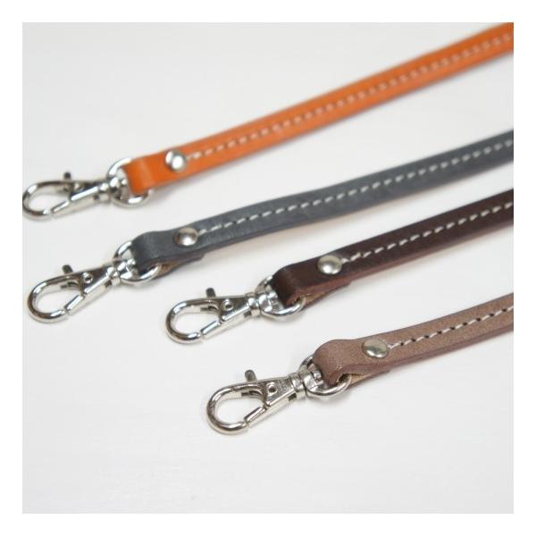 牛革を表と裏に贅沢に使った、ロングストラップです。革小物と組み合わせてお使い下さい。長さも最長約138ｃｍあり、長めでもお使いいただけますし、バックルで短く調節もできます。バックルは調節穴が無い仕様ですので、サイズを細かく調節できてジャスト...