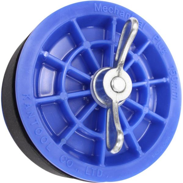 【商品概要】●蝶ネジを手で締めることによって拡張させて管に密着するプラグです。●呼び径(mm):150●最大許容背圧空気(MPa):0.09●最小~最大使用管径(mm):141~156●最大許容背圧水頭(m):9.3●質量(g):750●合...