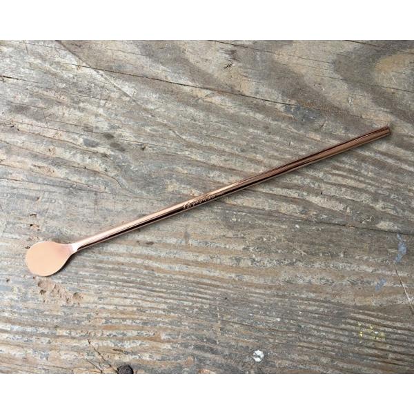 純銅製のシンプルなマドラー。はじめは明るい銅の色が、使いこんでいくうちに深みを増していきます。その素材感の変化も楽しいアイテムです。★写真6枚目のように、特に先端の丸い部分に 細かい傷のようなものが見られることがあります。これは製造過程にお...