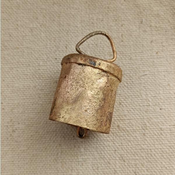 インドの職人さんがひとつひとつ手作りする、素敵なベル。リサイクルメタル、真鍮が使われています。こちらは　長さ 約3.8cm（上部のリング部を除くと約2.7cm）、直径 約2.2cm   の可愛いサイズ！ストンと真っ直ぐなマグカップ型です。新...