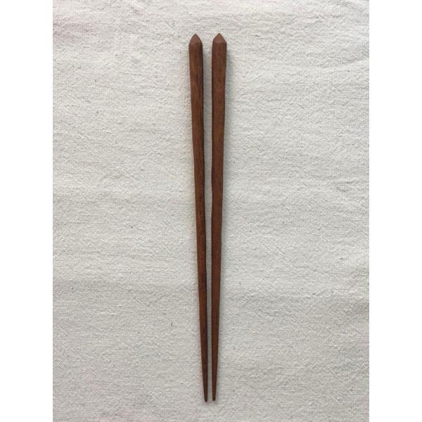 東京都葛飾区で昭和初期より木箸を作り続ける『木箸　しのはら』さん。現在  3代目 吉成金房さんが 日々一膳一膳作品を生み出していらっしゃいます。当店で作成をお願いしたのは、頭の部分を丸く削いだ『天削丸』（てんそぎまる）のお箸。そのテッペンの...