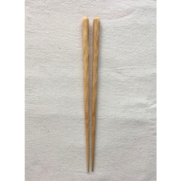 東京都葛飾区で昭和初期より木箸を作り続ける『木箸　しのはら』さん。現在  3代目 吉成金房さんが 日々一膳一膳作品を生み出していらっしゃいます。当店で作成をお願いしたのは、頭の部分を丸く削いだ『天削丸』（てんそぎまる）のお箸。そのテッペンの...