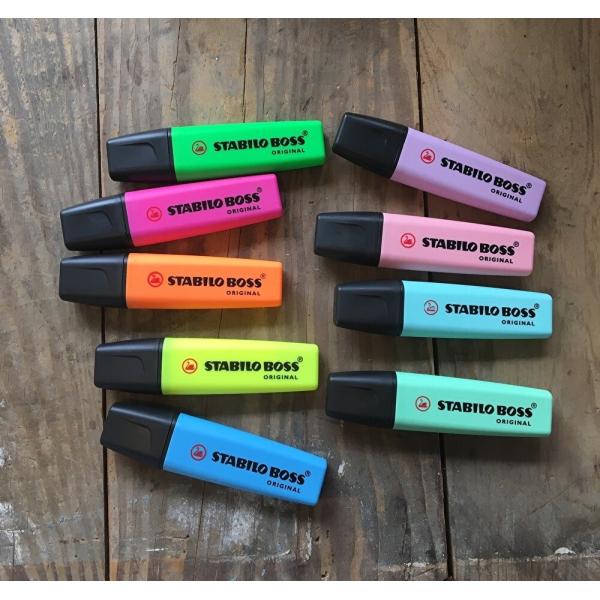 1971年に世界初の蛍光ペンとして誕生した、STABILO のボスオリジナル。特徴的なのは独特の平べったいスクエアボディ。意外なほど握りやすく、使い勝手◎です。また 4時間キャップをはずした状態でも使えて 市販の蛍光ペンより3倍長持ち。最大...