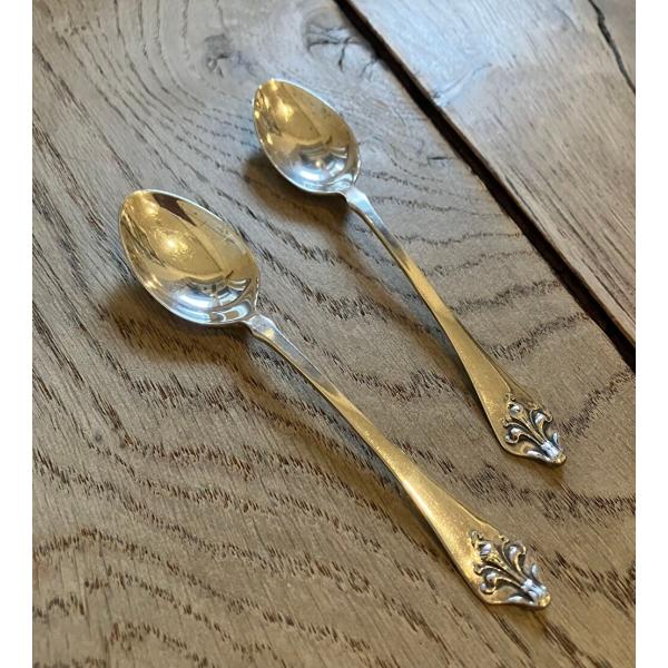 イギリス　スターリングシルバー製　ティースプーン1906年製刻印が判別しづらく、メーカー名は分かりません。シンプルな中にほどこされた装飾が上品で素敵な逸品。目立つ傷もなく、とても良い状態です。※1本あたりの価格です。サイズ長さ　11cm、　...