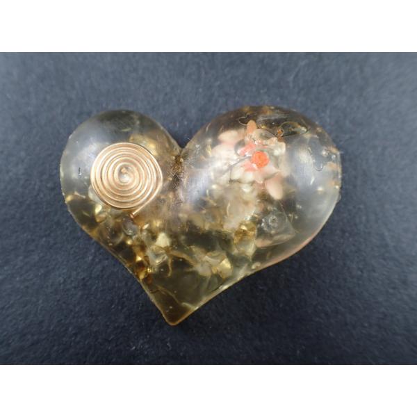 オルゴナイト（Orgonite）は、ネガティブなエネルギーをポジティブなエネルギーに変換するとされるスピリチュアルアイテムで、まるで“現代の護符”のように扱われています。オルゴナイトは、レジン（合成樹脂）という有機物に、金属片（無機物）と天...
