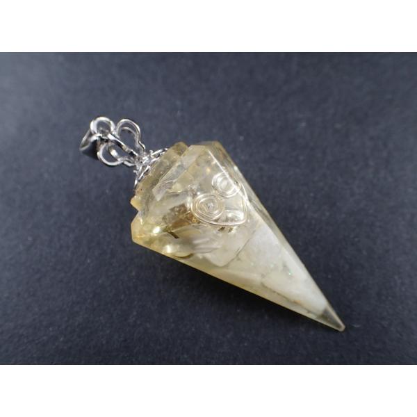 オルゴナイト（Orgonite）は、ネガティブなエネルギーをポジティブなエネルギーに変換するとされるスピリチュアルアイテムで、まるで“現代の護符”のように扱われています。オルゴナイトは、レジン（合成樹脂）という有機物に、金属片（無機物）と天...