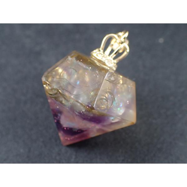 オルゴナイト（Orgonite）は、ネガティブなエネルギーをポジティブなエネルギーに変換するとされるスピリチュアルアイテムで、まるで“現代の護符”のように扱われています。オルゴナイトは、レジン（合成樹脂）という有機物に、金属片（無機物）と天...