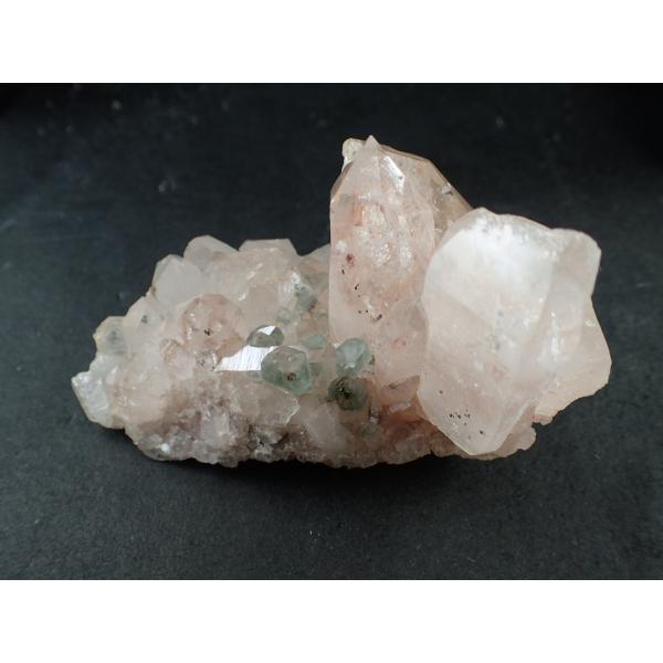 水晶(Quartz)化学式　：　SiO?分子量　：　60.0843金属元素重量分率　：　Si 0.4674結晶系　：　六方晶系比重　：　2.65硬度　：　7劈開　：　なし代表的なペグマタイト性鉱物で、造岩鉱物の第１に上げられ、各種の岩石中や...