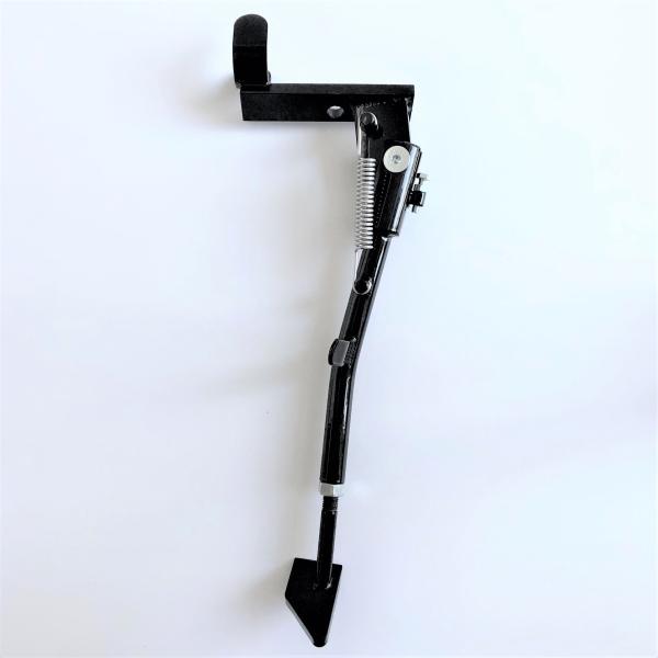 自動的に戻ってしまうことのない、ツインサスモデル用のサイドスタンドです。純正のサイドスタンドは、その位置まで足が届かないために、乗車しながら出すことができません。当製品は、座りながら左足で操作できる位置（ステップの後方）に取り付けるので、降...