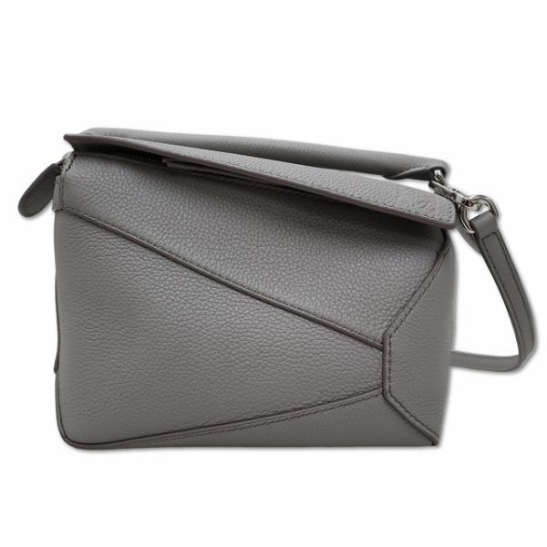 ロエベ LOEWE A510P88X16 パズルエッジ バッグ ミニ (ソフトグレインカーフ) PEARL GREY(パールグレー) レディース【ブランド】ロエベ LOEWE【表記サイズ】レディース【実寸サイズ】タテ　約12.5cm　ヨコ　...