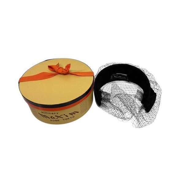 マキシン MAXIM カチューシャ ヘアバンド リボン 日本製 絹 無地 黒 ブラック レディース【ブランド】マキシン MAXIM【表記サイズ】-【実寸サイズ】頭周り37.0cm　幅7.0cm　【素材】絹　その他【色】ブラック　　※色に関し...