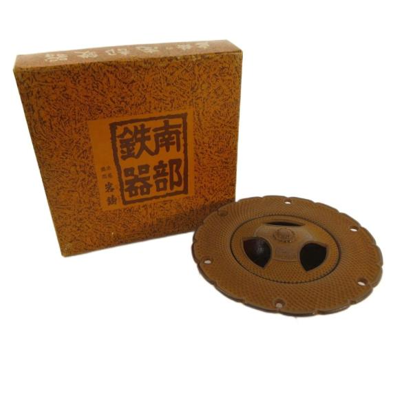 未使用品 南部鉄器 岩鋳 雪輪特大 灰皿 蓋付き 喫煙具 茶色 ブラウン その他【実寸サイズ】直径22cm　【色】茶色【状態】未使用品です。　　※未使用品・新品同様の商品ではございますが、一度は一般の方の手に渡り、個人で保管されていた商品で...