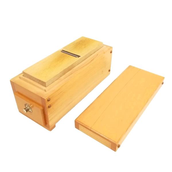 鰹節削り器 かつお節削り器 有次 京都老舗刃物屋 【実寸サイズ】高/約12.5cm　幅/約10.5cm　奥行/約27cm　【状態】・箱部分にスレやキズ箇所あり。　・カンナ部分の刃こぼれあり。　（写真参照）　上記がありますが、特別強い目立った...