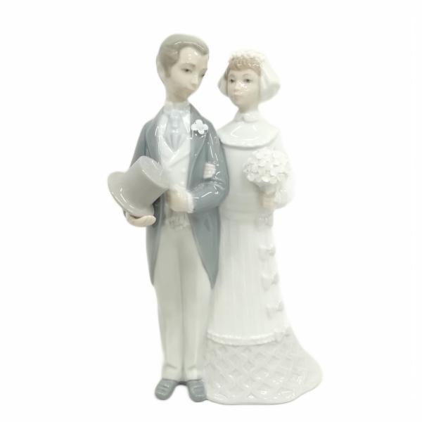 リヤドロ LLADRO 4808 新郎夫婦 ウェディング 結婚式 フィギュリン 置物 【実寸サイズ】幅/約12cm　高/約20cm　【素材】陶磁器【仕様】4808 新郎夫婦【状態】・ブーケ部分の花びらに欠け箇所あり。　（写真参照）　上記があ...