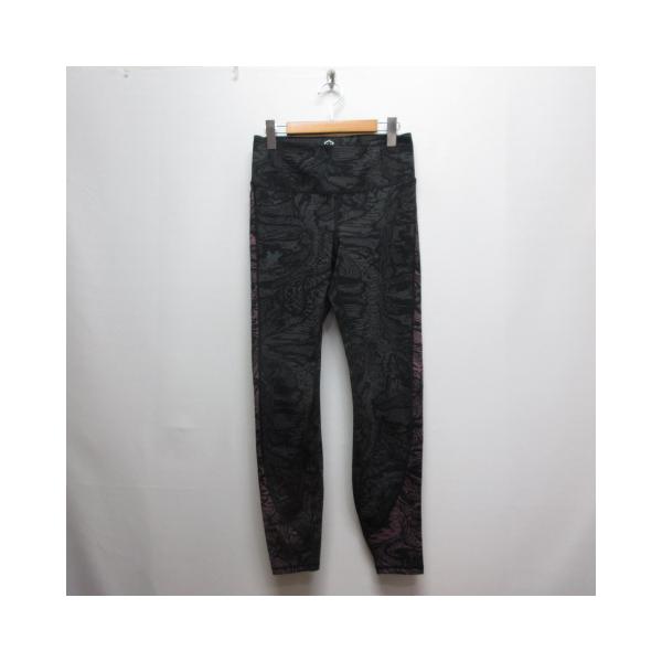 アンダーアーマー UNDER ARMOUR 美品 スポーツ タイツ レギンス 総柄 XL 黒 ブラック 1365729 レディース【ブランド】アンダーアーマー UNDER ARMOUR【表記サイズ】XL【実寸サイズ】ウエスト：70-80cm...