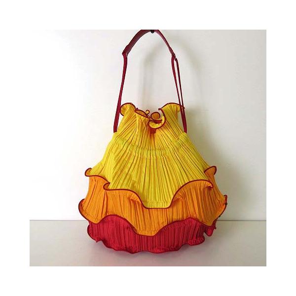 イッセイミヤケ ISSEY MIYAKE FETE バッグ 巾着 ハンドバッグ ポーチ プリーツ加工 フリル マルチカラー 黄色 オレンジ 赤 鞄 美品【ブランド】イッセイミヤケ ISSEY MIYAKE【実寸サイズ】持ち手の長さ：28cm...