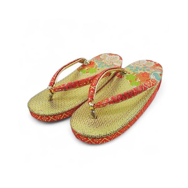 和装 草履 七五三 しちごさん ゴールド系 女の子 鈴の音 キッズ【表記サイズ】表記無し【実寸サイズ】ヒールの高さ：4cm　最大幅：7cm　インソール19cm　【色】ゴールド系（画像参照）【状態】若干の使用感は感じられますが、特に目立った汚...