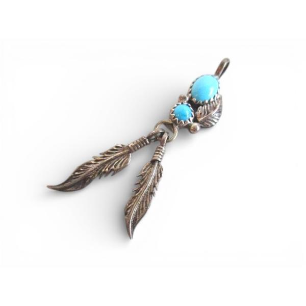 ターコイズ フェザーモチーフ 羽根 シルバー STERLING ペンダント トップ 約2.0g ヴィンテージ 【実寸サイズ】タテ：4.5cm　総重量約2.0g　【素材】STERLING【色】（画像参照）【状態】黒ズミ等 全体的に使用感ありま...
