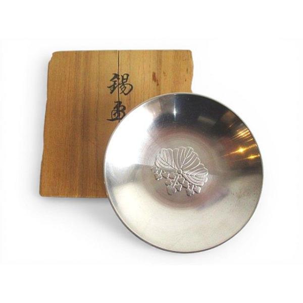 錫製 盃 錫杯 147g 大阪府知事 左藤義詮贈 記念品 【実寸サイズ】ヨコ：11.5cm　　【色】（画像参照）【状態】全体的に使用感あります。画像をご確認の上お買い上げ下さい。【付属品】箱(スレ/キズにより発送用とご理解下さい)【ランク】...
