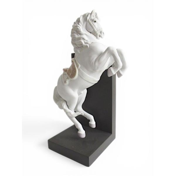 LLADRO リヤドロ 跳躍 アンダルシアン 馬 ウマ 午 ブックスタンド 置物 その他【実寸サイズ】ヨコ：22cm　タテ：33cm　　【素材】磁器【色】白系（画像参照）【状態】台正面下部に小さな欠け・経年による色褪せ等 全体的に使用感あり...