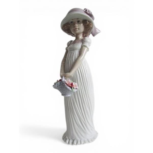LLADRO リヤドロ ヴィンテージ 2004 リトル レディ 幼い貴婦人 磁器人形 イベントクリエーション その他【実寸サイズ】ヨコ：5.5cm　タテ：20cm　　【素材】磁器【色】（画像参照）【状態】若干の使用感は感じられますが、特に目...