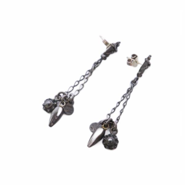 ジェムキングダム GEM KINGDOM ピアス シルバーカラー /KH レディース【ブランド】ジェムキングダム GEM KINGDOM【実寸サイズ】ヨコ：0.7cm　タテ：6cm　マチ：-cm　　【色】シルバーカラー【状態】全体的にくすみ...