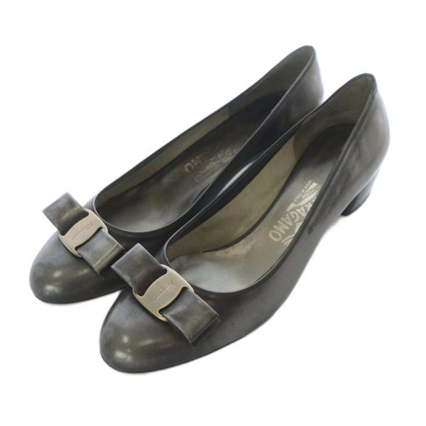 サルヴァトーレフェラガモ ヴァラ Vara パンプス 7.5 25cm シルバーグレー リボン装飾 バックル付き /RI ■OS レディース【ブランド】サルヴァトーレフェラガモ Salvatore Ferragamo【表記サイズ】7.5（2...