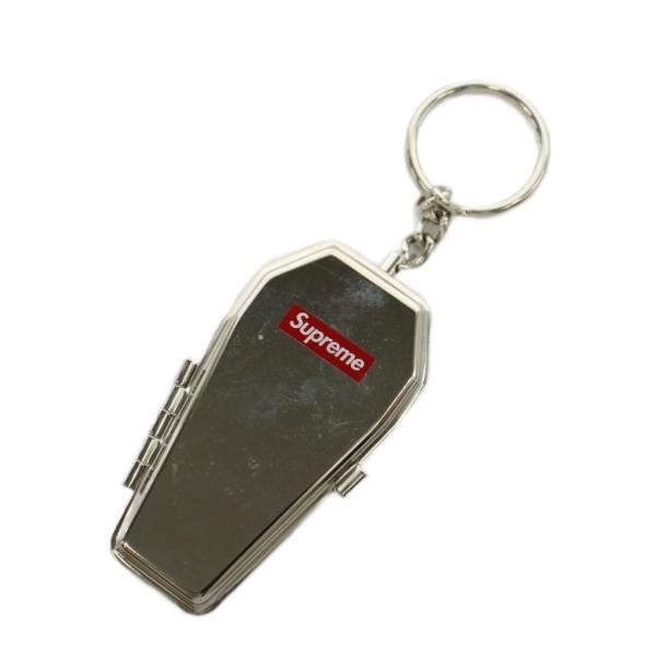 シュプリーム SUPREME 17AW Coffin Keychain 携帯灰皿 ロゴ シルバー色 /AN48 メンズ【ブランド】シュプリーム SUPREME【実寸サイズ】ヨコ：約3.5cm　タテ：約7.5cm　マチ：約2cm　全長 約13...