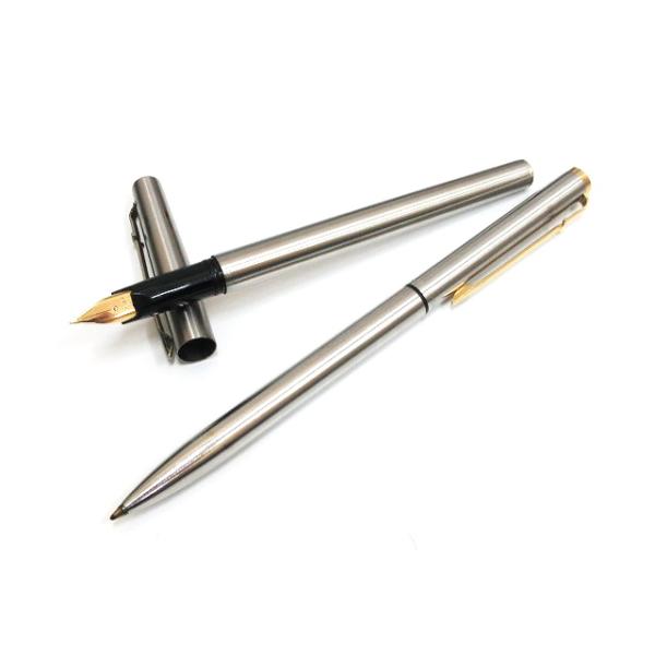 カランダッシュ CARAN d'ACHE 万年筆 ボールペン 2本セット シルバーカラー 筆記用具 【実寸サイズ】万年筆・ボールペン/全長約13.5cm　※実寸サイズに関しては、この商品の出品者の平置きの状態で行っております。素材や縫製によ...