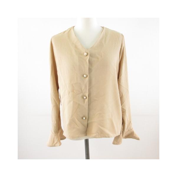 from.102 シャツ ブラウス 長袖 ベージュ *T492 レディース【表記サイズ】表記はございませんが、M相当だと思われます。【実寸サイズ】肩幅：34cm　身幅：51cm　着丈：54.5cm　袖丈：58.5cm　　【素材】ケアタグがな...