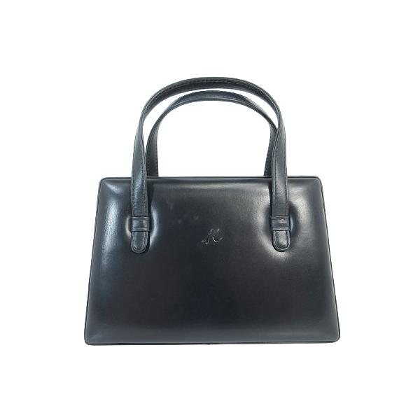 キタムラ Kitamura ハンド バッグ ミニ ロゴ 型押し レザー調 無地 ワンポイント ブラック QQQ 【ブランド】キタムラ Kitamura【実寸サイズ】ヨコ：18cm　タテ：12cm　マチ：8.5cm　ショルダーの長さ：27cm...