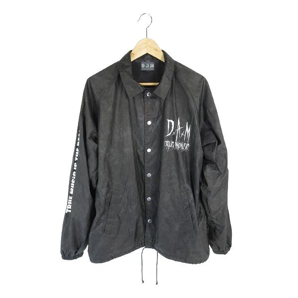ドラッグアンドミュージック Drug And Music ダム D×A×M コーチ ジャケット ナイロン ダメージ加工 ボタン ロゴ プリント ブラック サイズL QQQ メンズ【表記サイズ】L【実寸サイズ】身幅：59cm　着丈：72cm　...