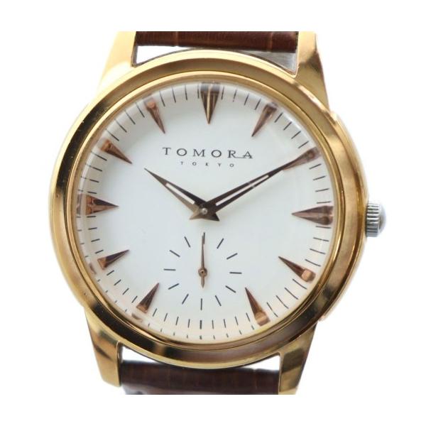 トモラ トウキョウ TOMORA TOKYO T-1602 腕時計 ウォッチ クォーツ スモセコ スモールセコンド 白文字盤 ゴールドカラー 金色 茶色【表記サイズ】実寸サイズをご参考ください。【実寸サイズ】バンド幅：約1.7cm　腕周り：...