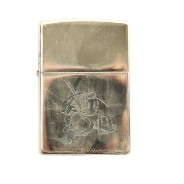 ジッポー ZIPPO オイルライター シルバーカラー シルバーカラー /SS ■OS ■GY11 その他【ブランド】ジッポー ZIPPO【実寸サイズ】ヨコ：約3.6cm　タテ：約5.5cm　マチ：約1.3cm　　【色】シルバーカラー【状態】...