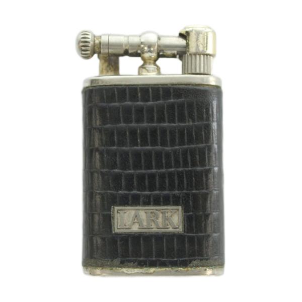 ラーク LARK ジャンク品 オイルライター 喫煙具 喫煙グッズ タバコ ロゴ ハンマー式 火花未確認 黒 ブラック /BB ■GY11 その他【実寸サイズ】ヨコ：3cm　タテ：5.4cm　マチ：1.4cm　　【色】黒 ブラック【状態】・火...
