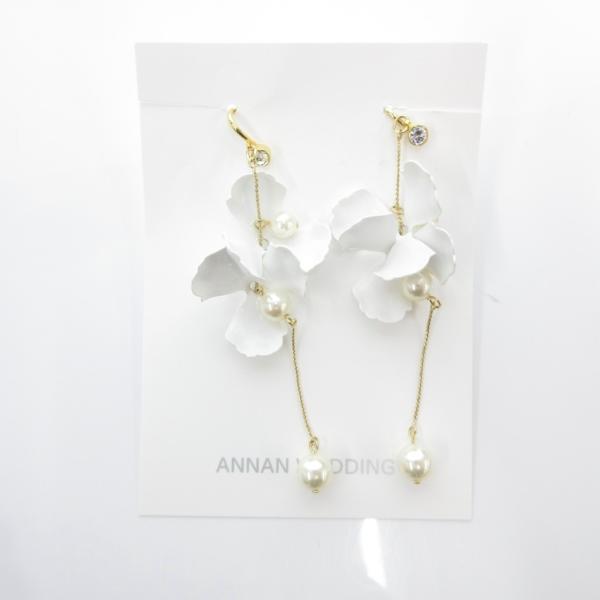 美品 ANNAN WEDDING ブライダルアクセサリー イヤリング フラワーモチーフ ホワイト /MG レディース【表記サイズ】サイズ表記なし【実寸サイズ】最長：10cm　装飾（1つ）：2cm　【色】ゴールドカラー ホワイト【状態】使用感...