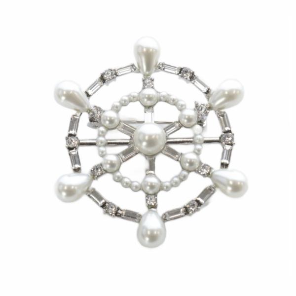 フォクシー FOXEY Marei 舵輪 ブローチ パール シルバー色 白 ホワイト 44317 44317 /SR レディース【ブランド】フォクシー FOXEY【表記サイズ】実寸サイズをご参照ください。【実寸サイズ】タテ×3.5cm　ヨコ...