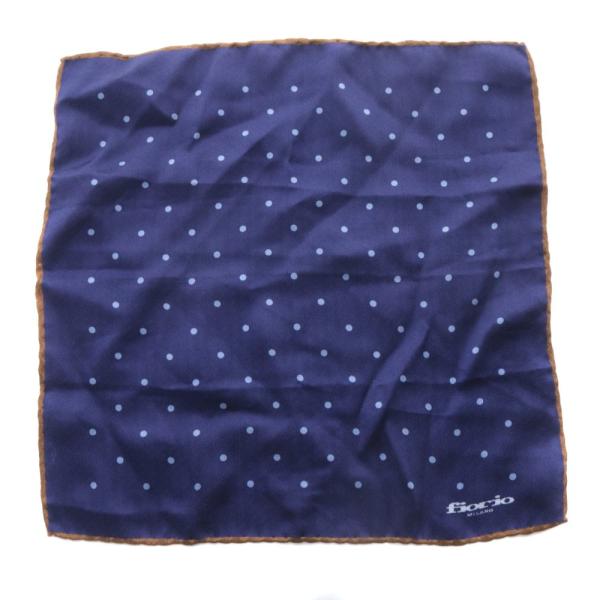 フィオリオ FIORIO シルクドット柄 ポケットチーフ スカーフ 紺 ネイビー /SR ■SH メンズ【表記サイズ】実寸サイズをご参照ください。【実寸サイズ】全長（フリンジ含まず）：29.5cm　幅：29.7cm　　【素材】絹【色】紺 ネ...
