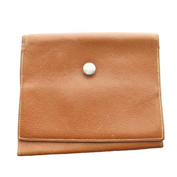 エルメス HERMES セリエボタン付きレザーブックカバー □H刻印 茶 ブラウン /SS ■OS ■OH レディース【ブランド】エルメス HERMES【実寸サイズ】ヨコ：約13.5cm　タテ：約15.7cm　マチ：約1cm　　【素材】レザ...