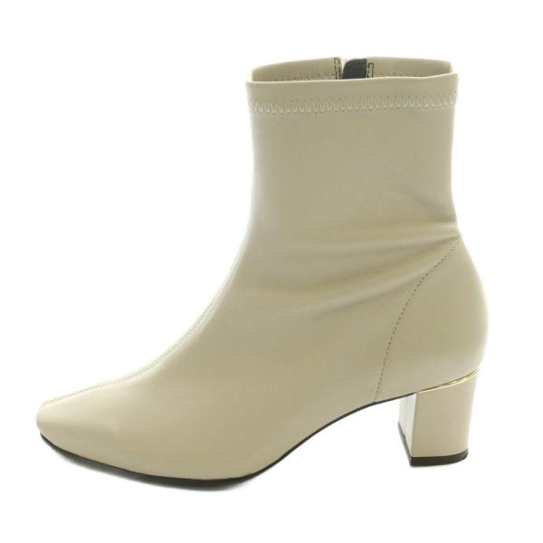 ヒミコ 卑弥呼 ショートブーツ 23.5cm アイボリー /SS ■OS レディース【ブランド】ヒミコ 卑弥呼【表記サイズ】23.5cm【実寸サイズ】筒周り：約22.5cm　筒高：約15cm　ヒールの高さ：約5.5cm　足首：約24.5cm...