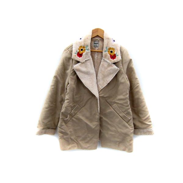 ハンブル・バイ・パラビオン フェイクムートンコート ショート丈 オープンカラー 花柄刺繍 ロールアップ ONE ベージュ レディース【ブランド】ハンブル・バイ・パラビオン Hamble by Par Avion【表記サイズ】ONE※実寸サイ...