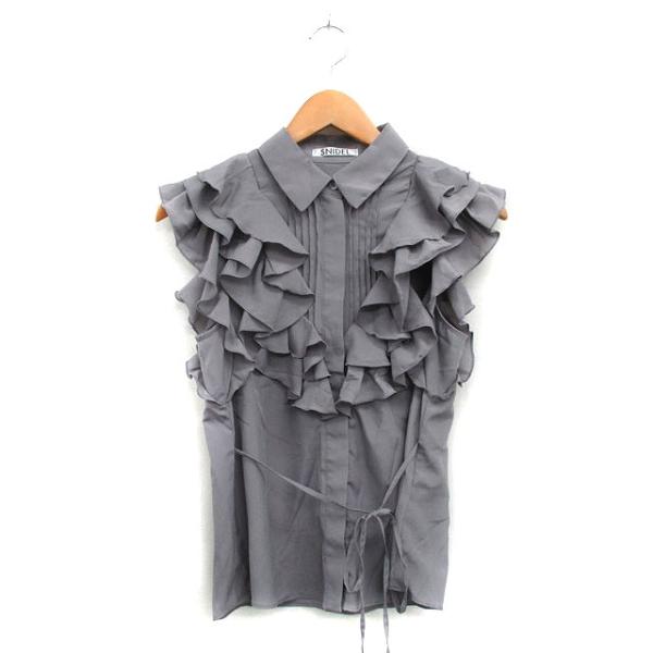 スナイデル SNIDEL シャツ ブラウス ノースリーブ フリル ワンサイズ グレー 灰 /KT35 レディース【ブランド】スナイデル SNIDEL【表記サイズ】ワンサイズ【実寸サイズ】身幅：約39cm　総丈：約61cm　　【素材】ポリエス...